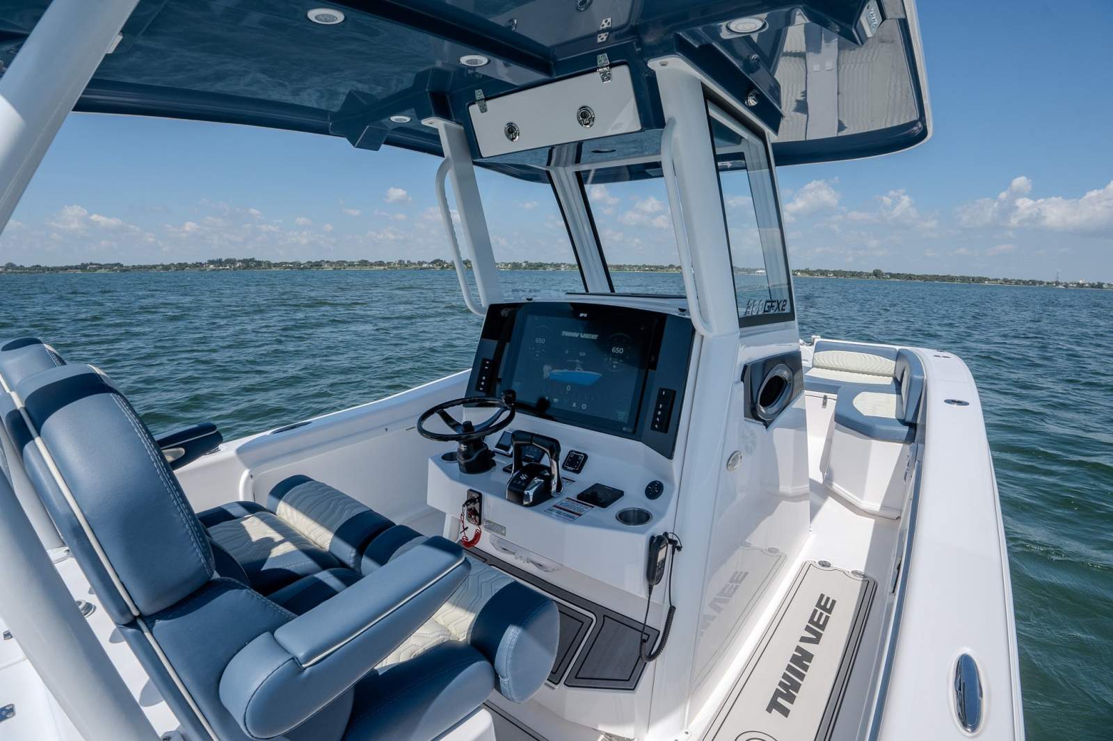 New Twin Vee Gfx2 260 Cc - Twin 200hp Outboards Including Licenced ...