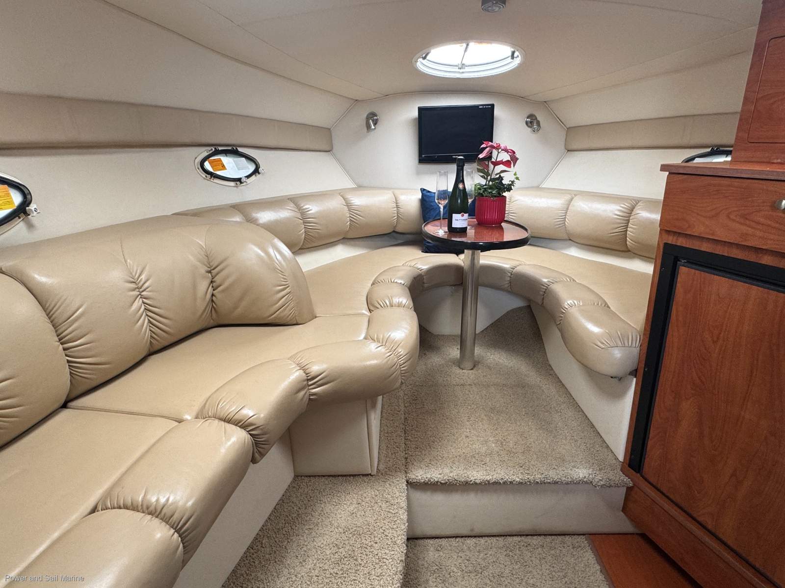 Larson Cabrio 310 For Sale | Power and Sail