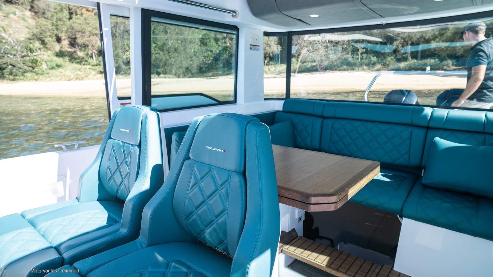 Axopar 37 XC Cross Cabin - Two cabin version - sleeps four. Low hours ...