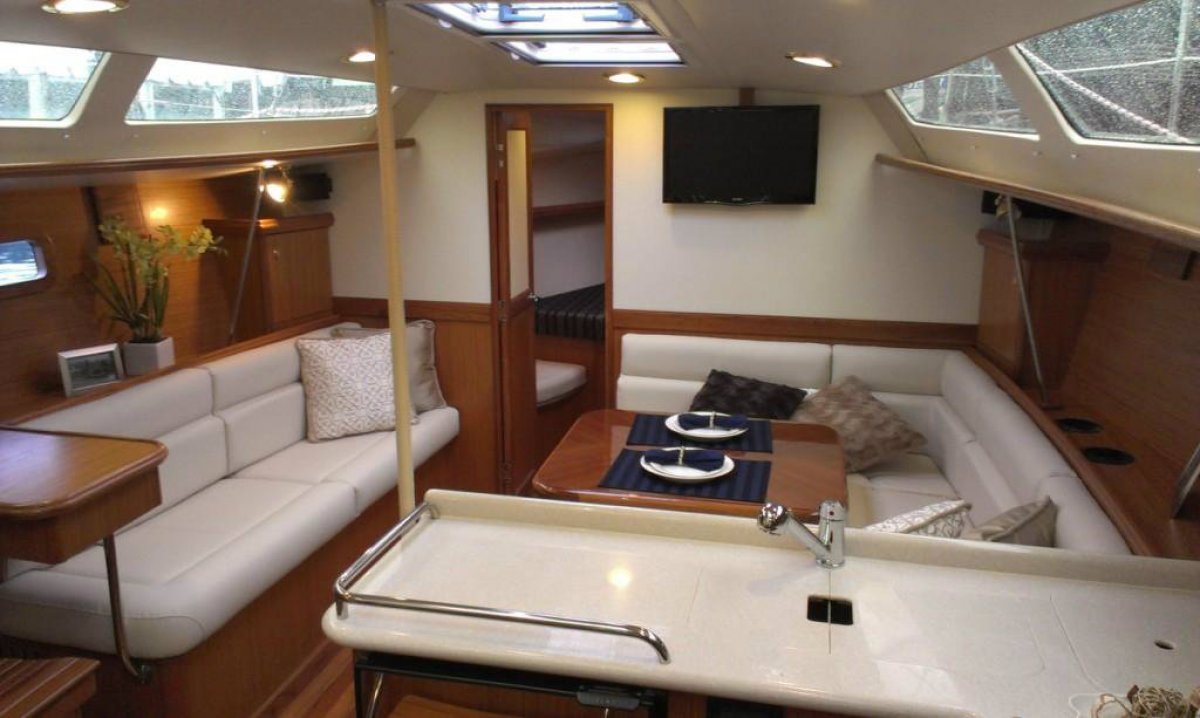 2014 Hunter 37 | Boat Research | Yachthub