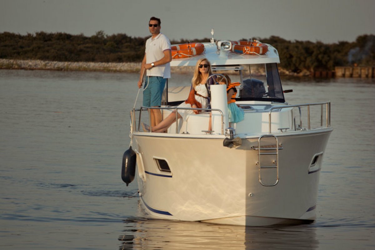 2015 Delphia Escape 800 | Boat Research | Yachthub