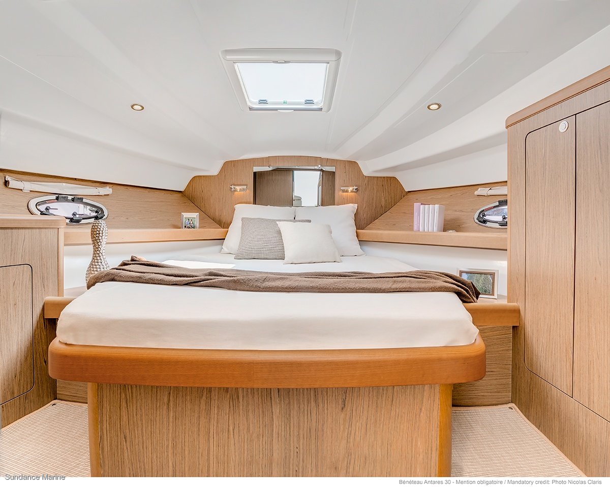 2017 Beneteau Antares 30 Fly | Boat Research | BoatsOnline
