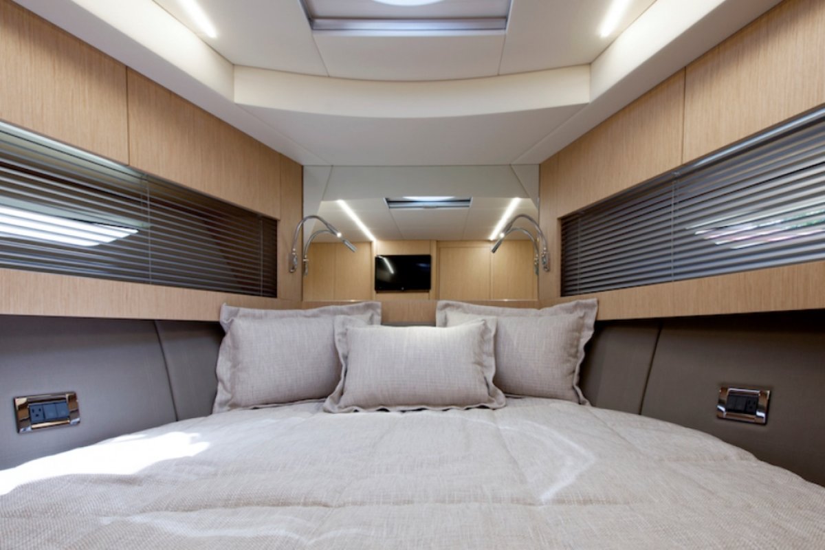 2016 Chris Craft Commander 42 | Boat Research | Yachthub