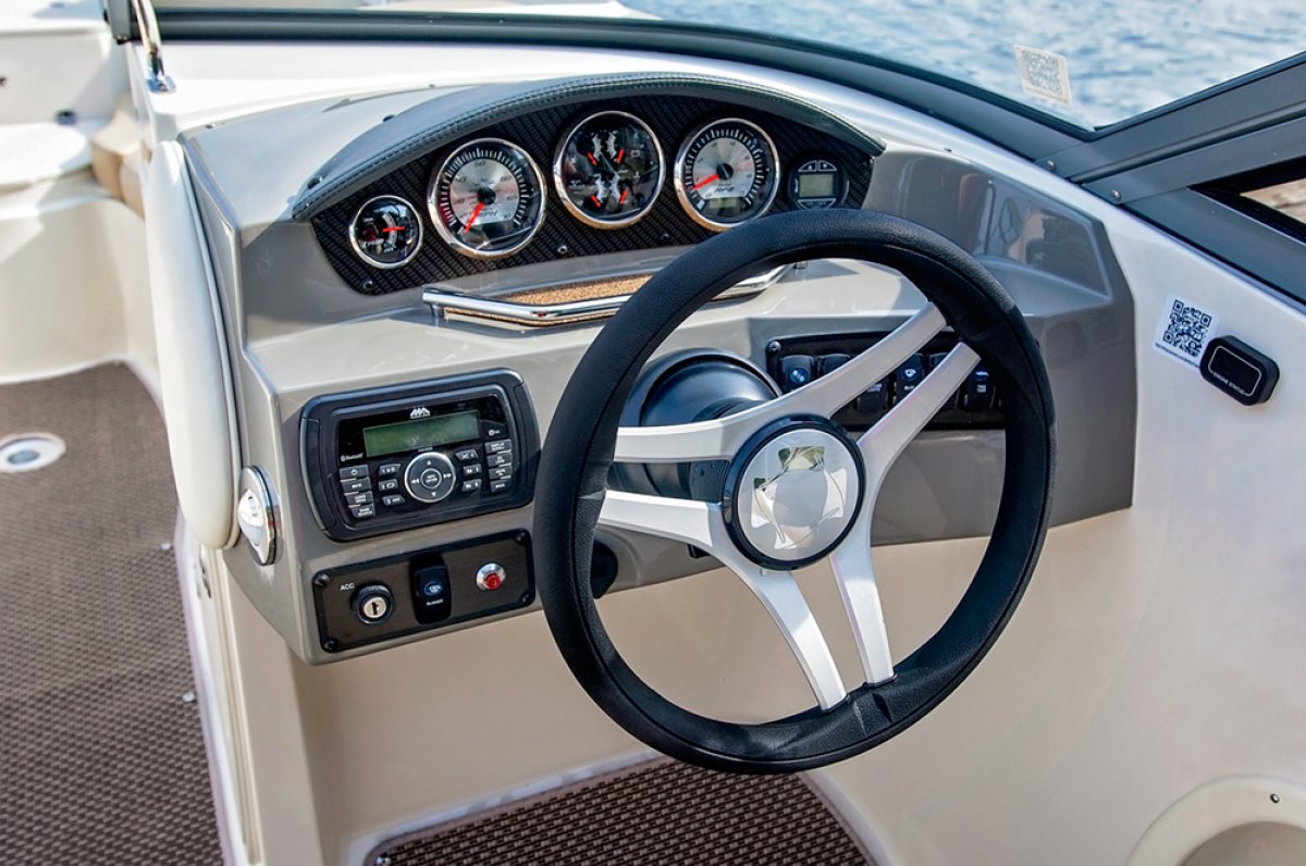 2017 Stingray 215lr | Boat Research | BoatsOnline