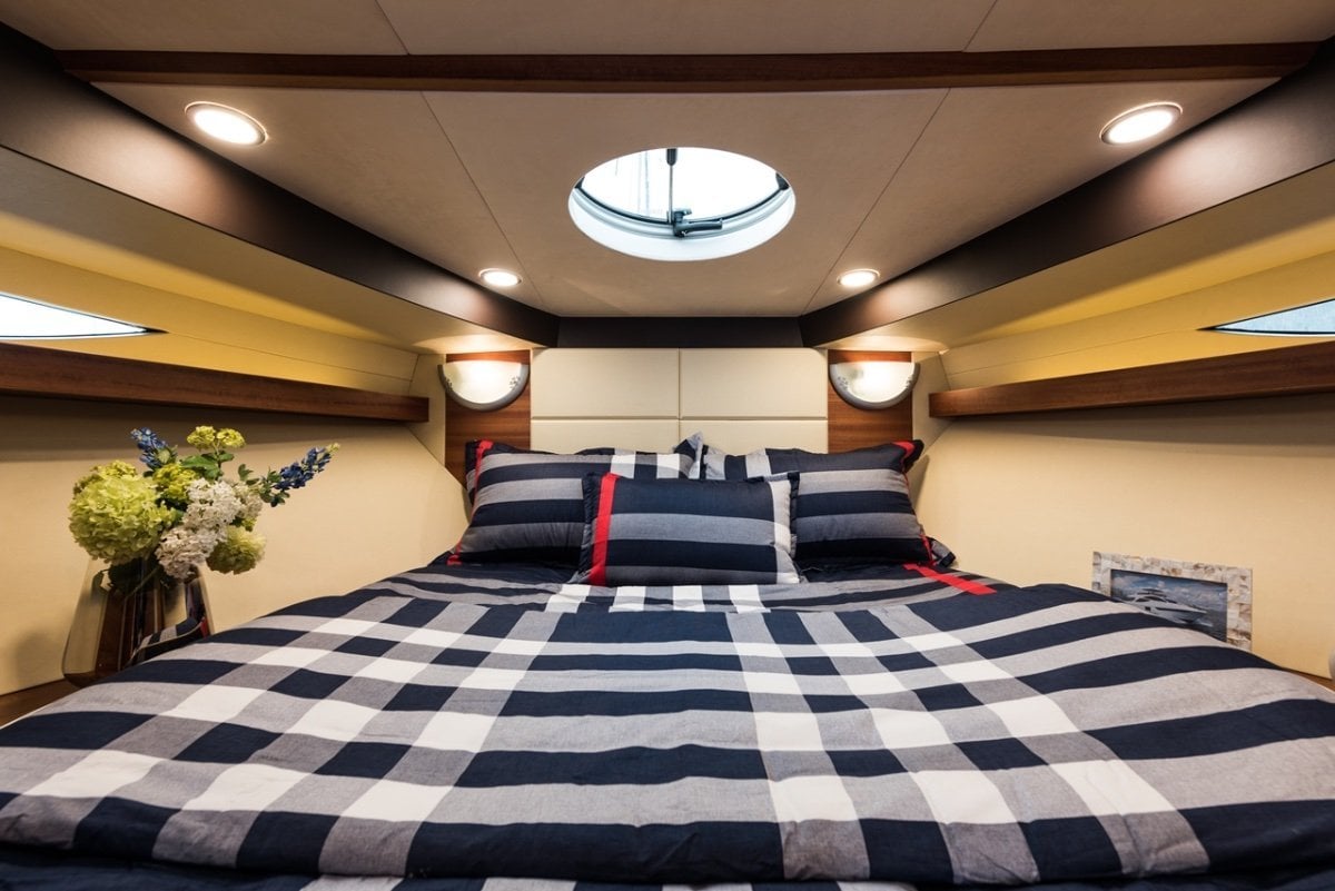 2017 Dyna D32 | Boat Research | Yachthub