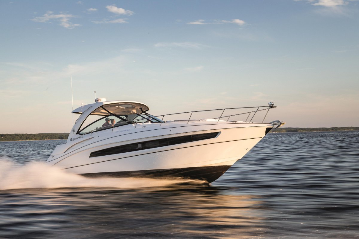 2018 Cruisers Yachts 380 Express | Boat Research | Boats Online