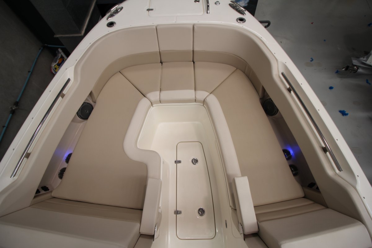 2018 Boston Whaler 320 Vantage | Boat Research | Yachthub