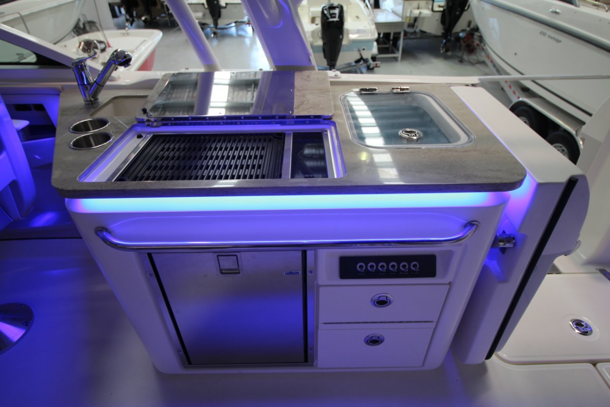 2018 Boston Whaler 320 Vantage | Boat Research | Yachthub