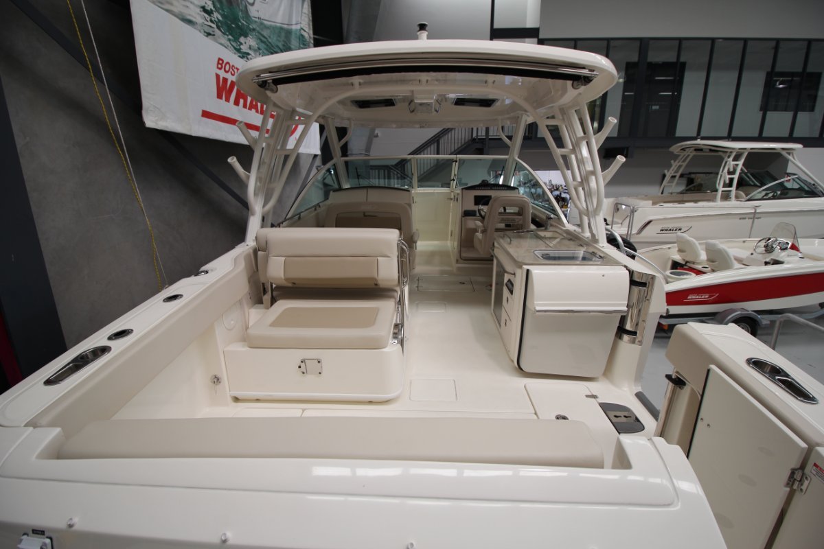 2018 Boston Whaler 320 Vantage | Boat Research | Yachthub