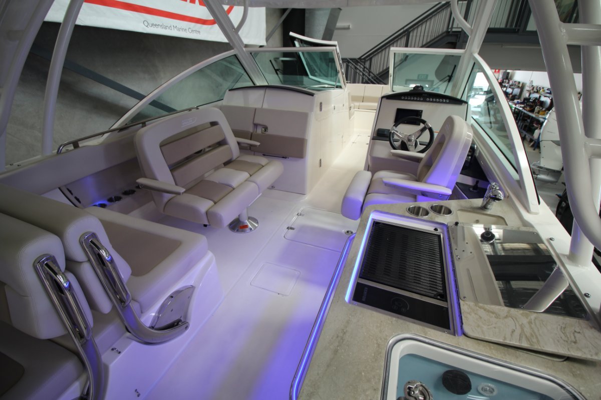 2018 Boston Whaler 320 Vantage | Boat Research | Yachthub
