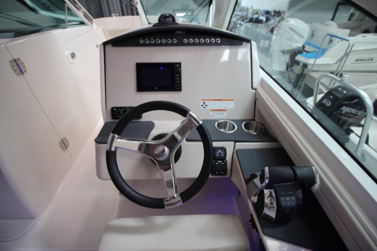 2018 Boston Whaler 320 Vantage | Boat Research | Yachthub