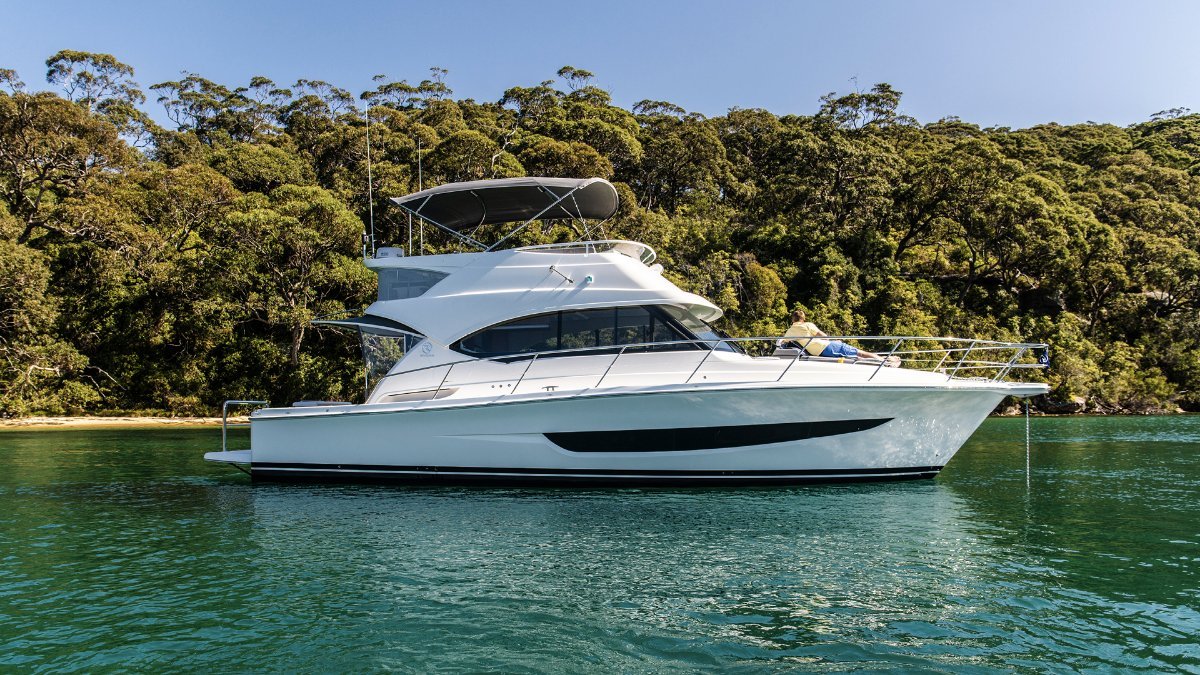 2019 Riviera 39 Sports Motor Yacht | Boat Research | Yachthub