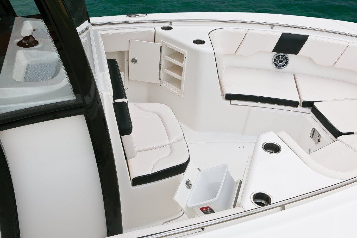 2019 Robalo 302 | Boat Research | Yachthub