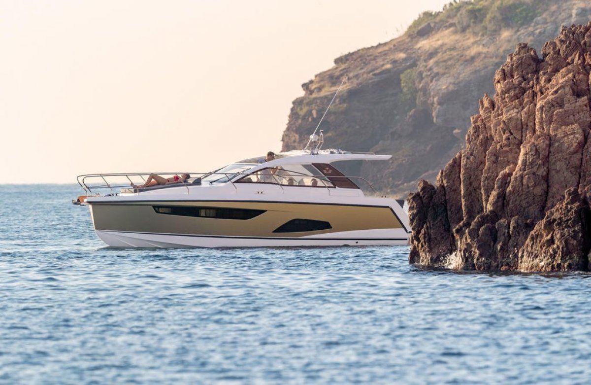 2020 Sealine S330v | Boat Research | Yachthub