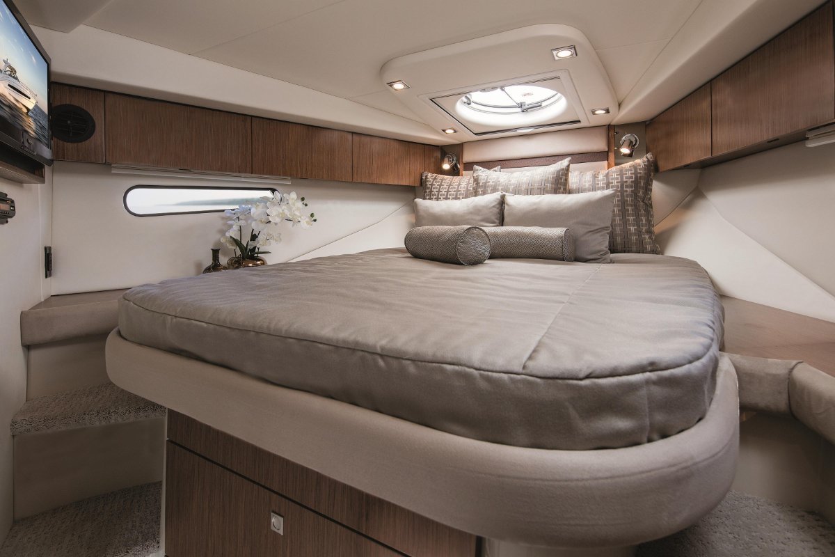 2020 Cruisers Yachts 380 Express | Boat Research | Yachthub