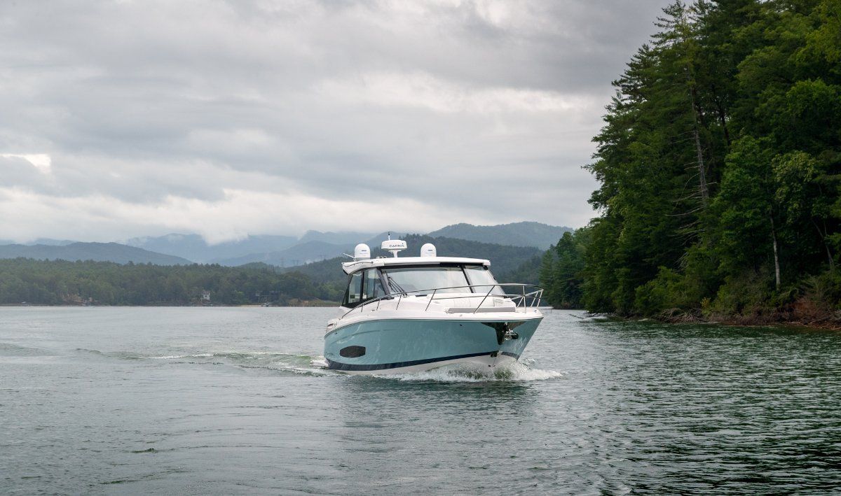 2021 Regal 36 Grande Coupe | Boat Research | Yachthub