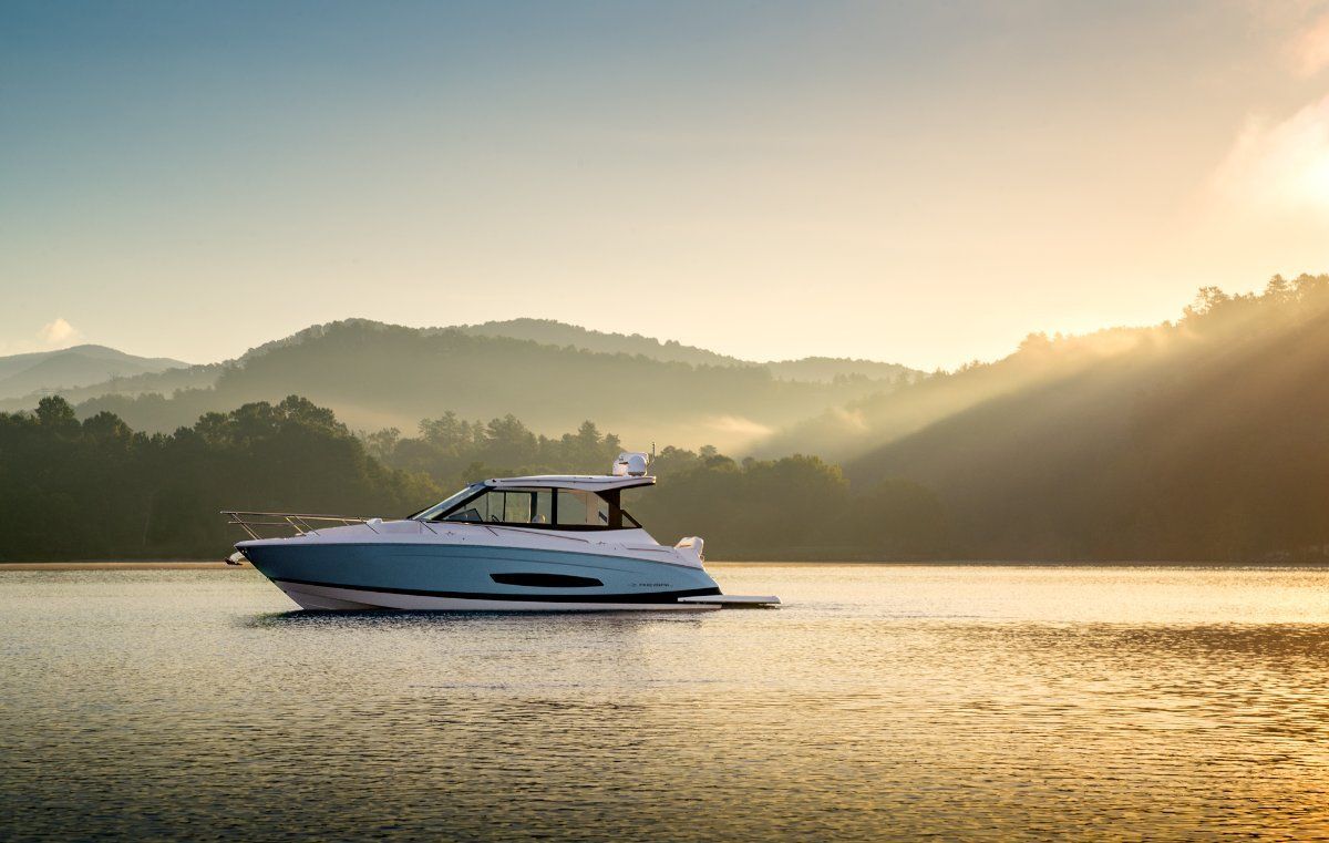 2021 Regal 36 Grande Coupe | Boat Research | Yachthub