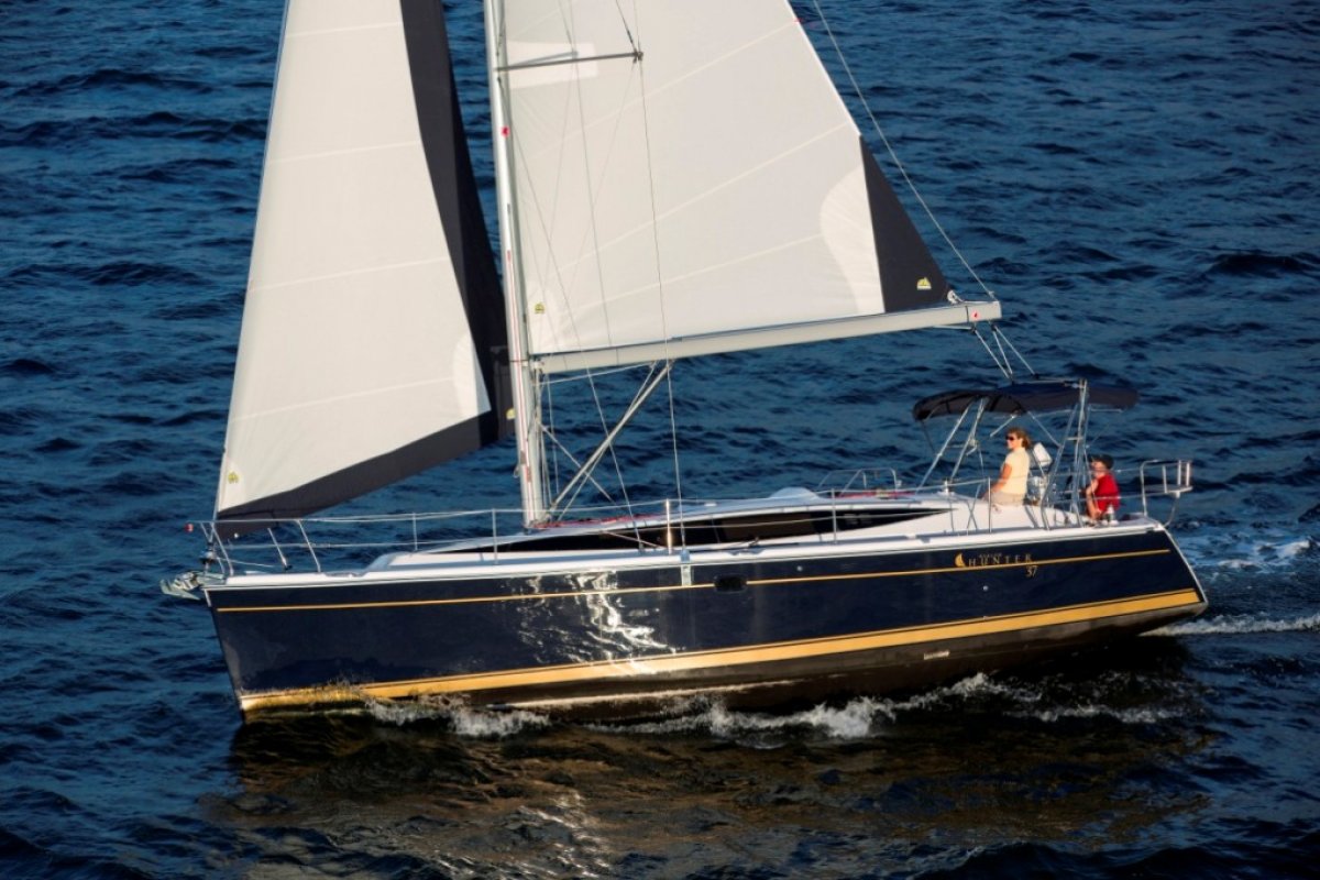 2015 Hunter 37 | Boat Research | Yachthub