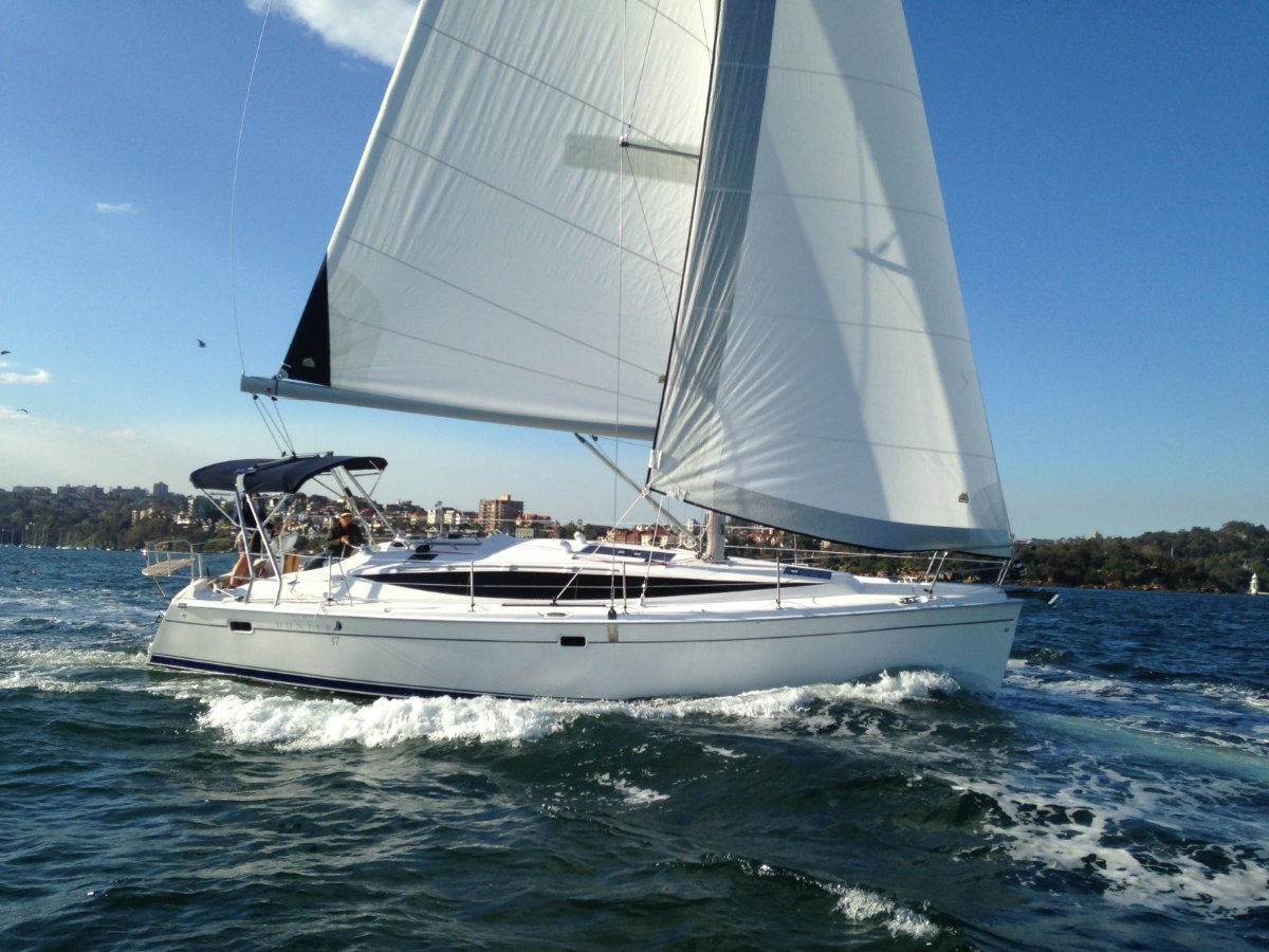 2015 Hunter 37 | Boat Research | Yachthub