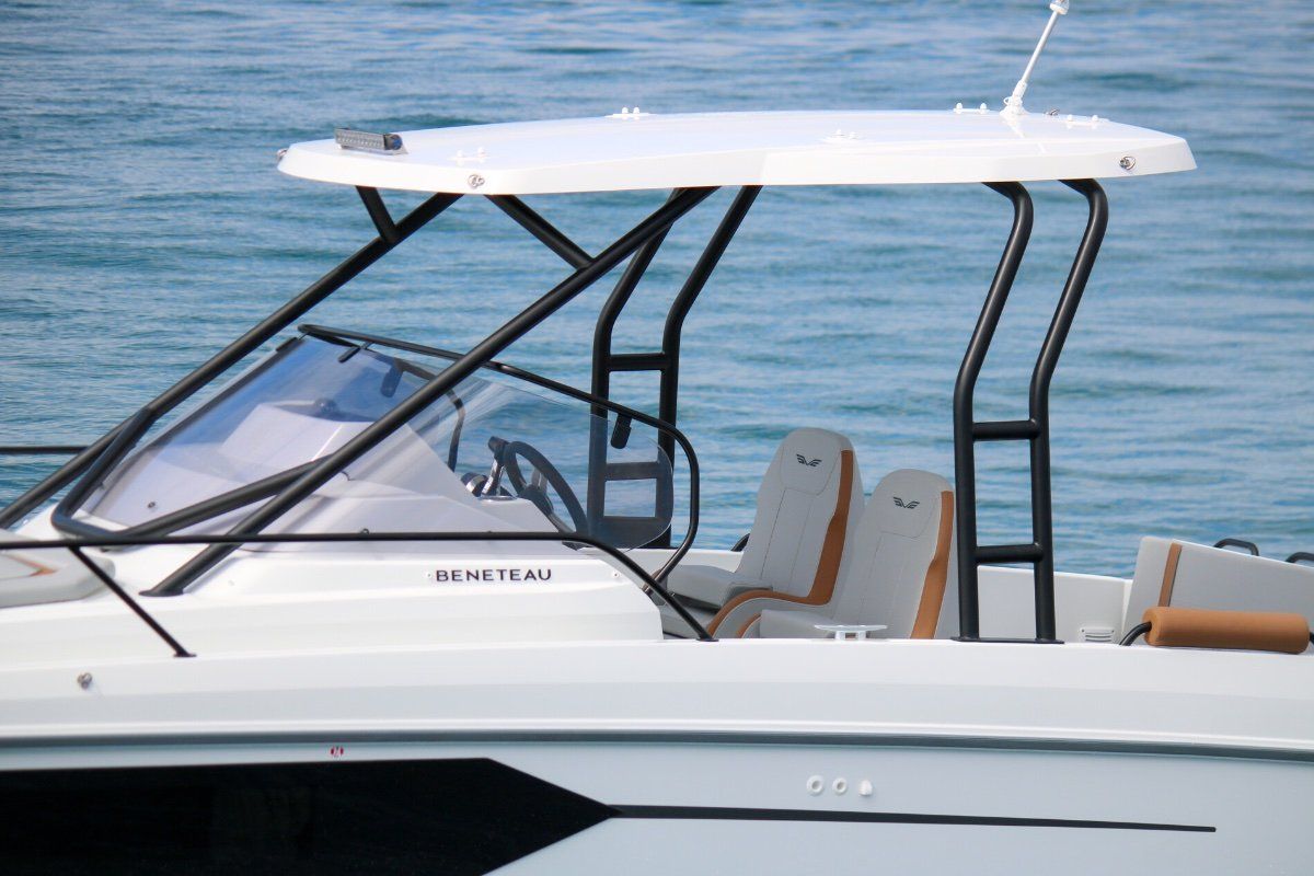 2023 Beneteau 305 | Boat Research | Boats Online
