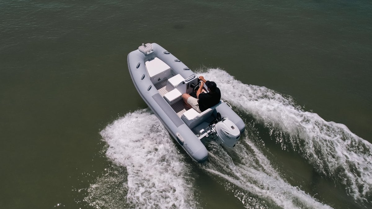 2022 Aurora Reef Rider 330dl | Boat Research | Boats Online