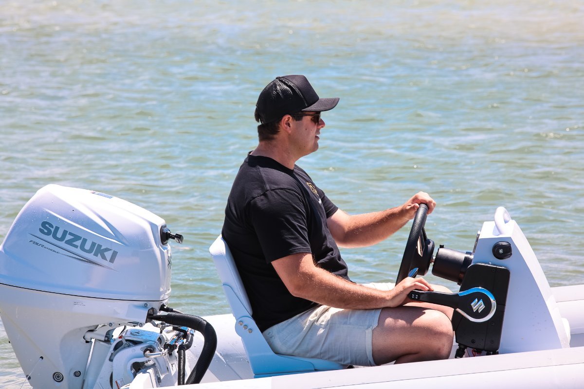 2022 Aurora Reef Rider 330dl | Boat Research | Boats Online