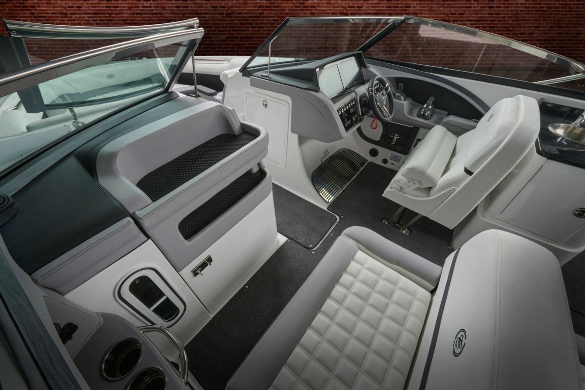 2024 Cobalt R30 Sterndrive | Boat Research | Boats Online