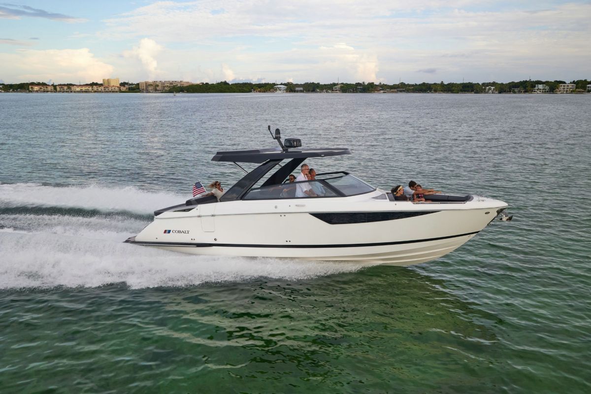 2024 Cobalt R35 Sterndrive | Boat Research | Boats Online