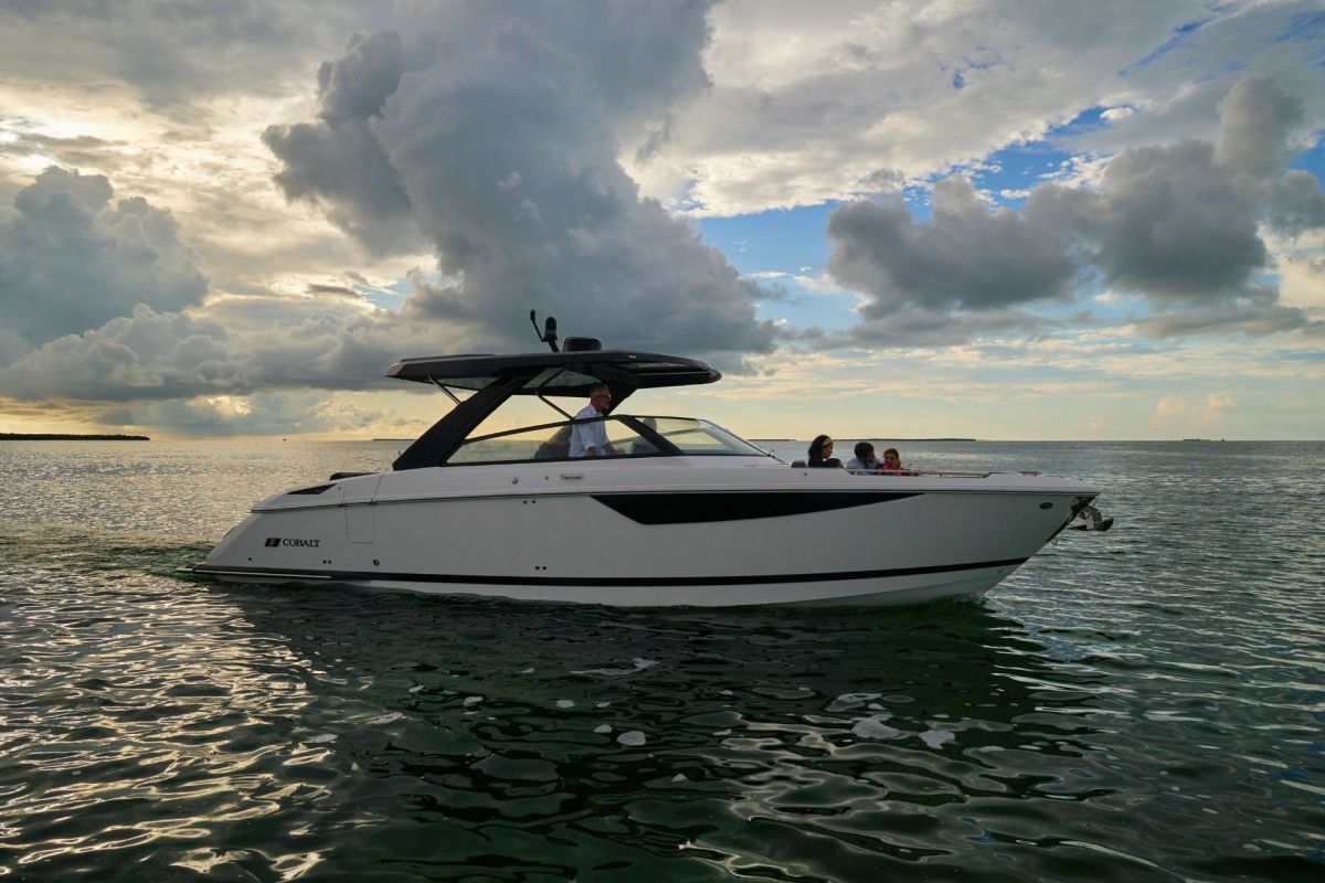 2024 Cobalt R35 Sterndrive | Boat Research | Boats Online