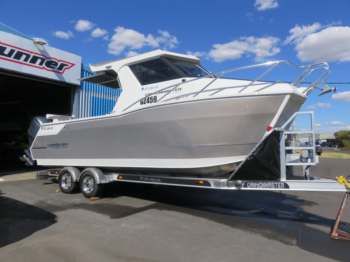 2024 Sailfish 8000 Canyon Master | Boat Research | BoatsOnline