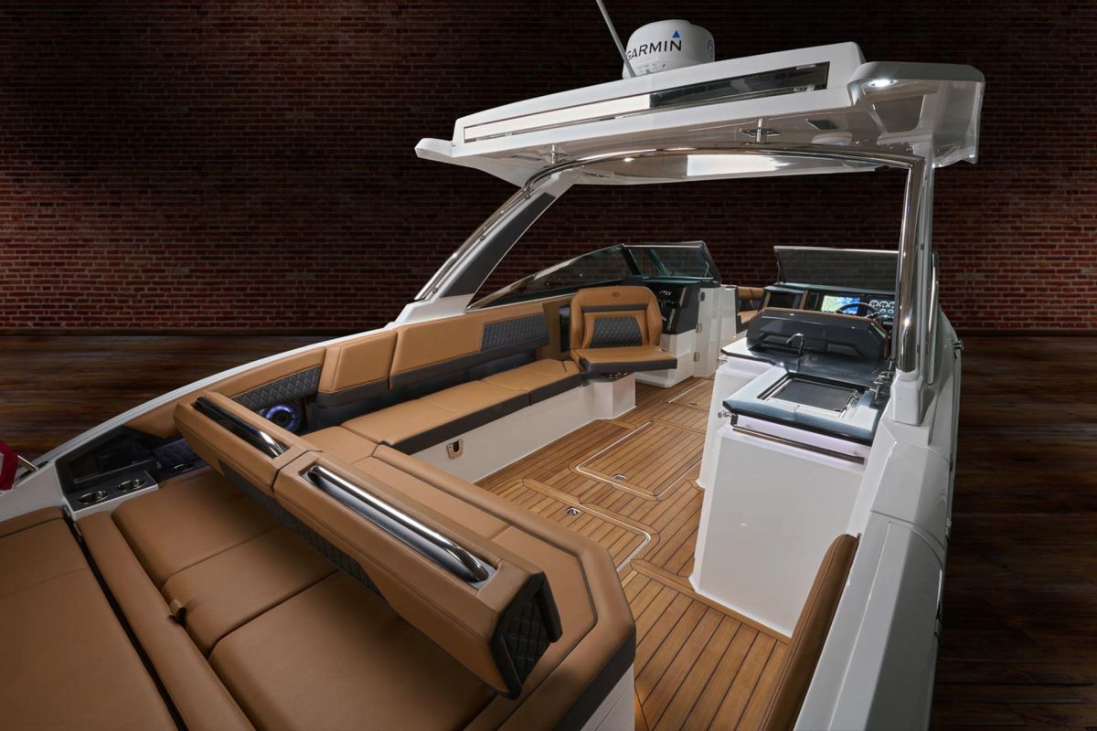 2024 Cobalt R33 | Boat Research | Yachthub