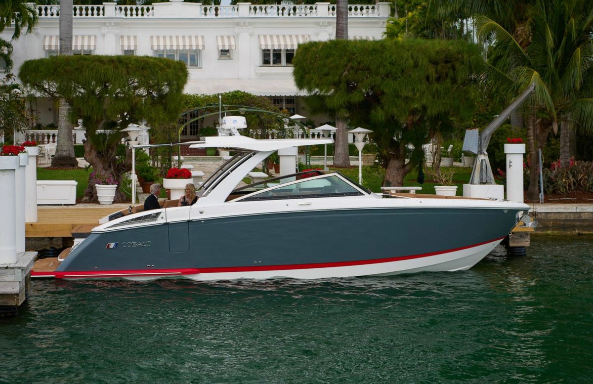 2025 Cobalt R33 | Boat Research | Boats Online