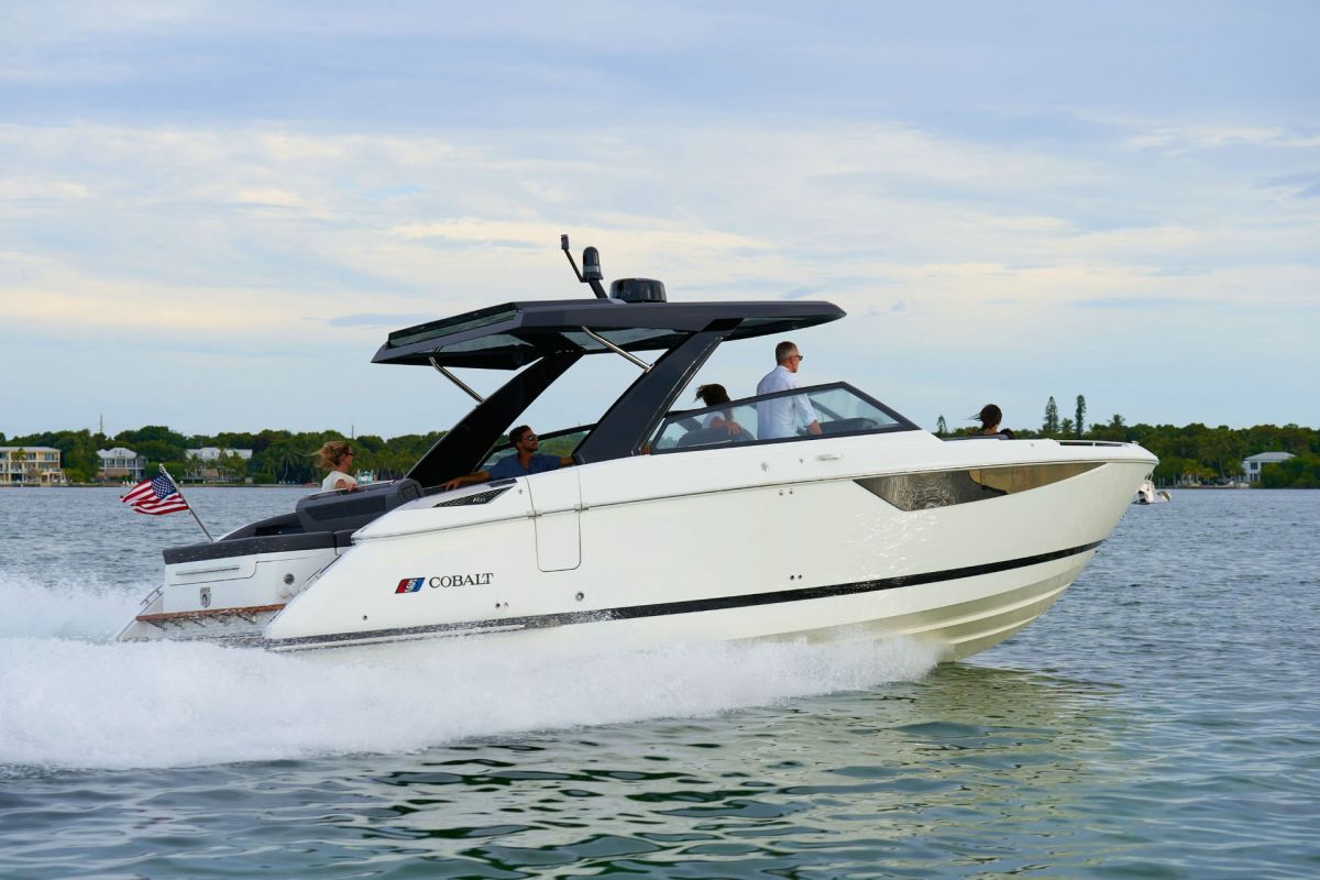 2025 Cobalt R35 Sterndrive | Boat Research | Boats Online