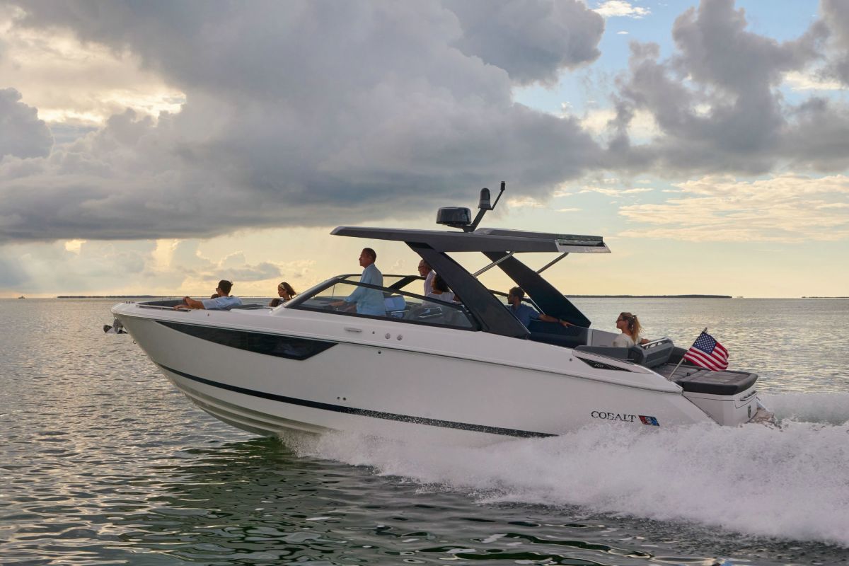 2025 Cobalt R35 Sterndrive | Boat Research | BoatsOnline