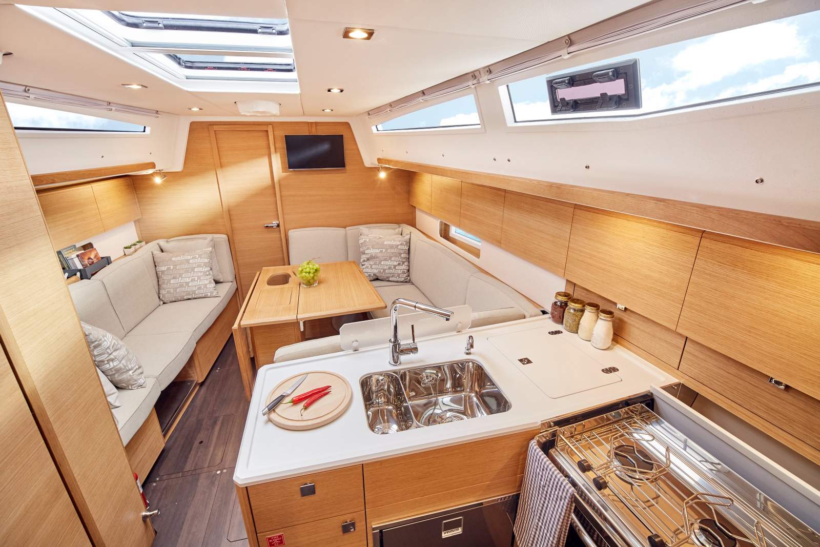 2025 Elan E5 | Boat Research | BoatsOnline