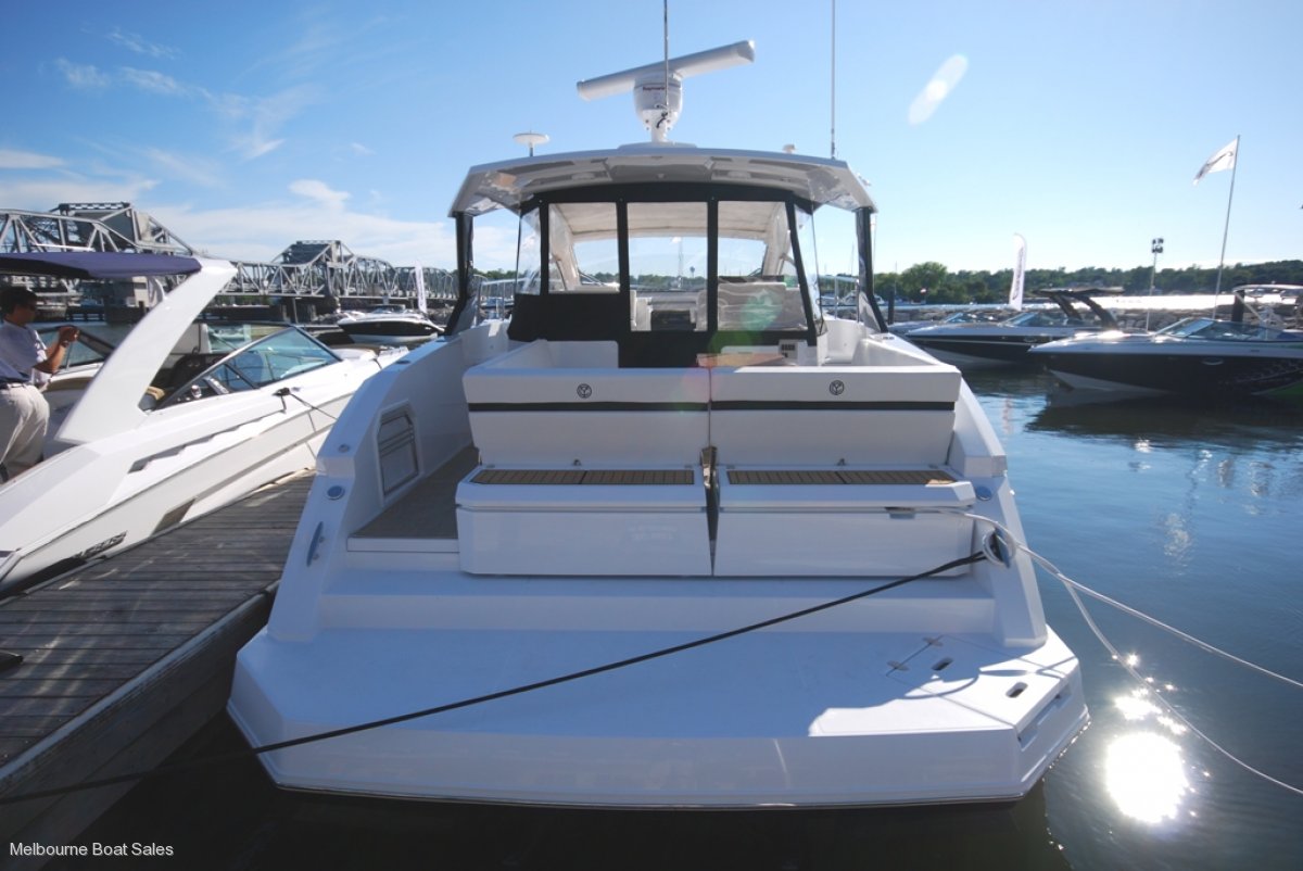 2015 Cruisers Yachts 390 Express Coupe | Boat Research | Yachthub