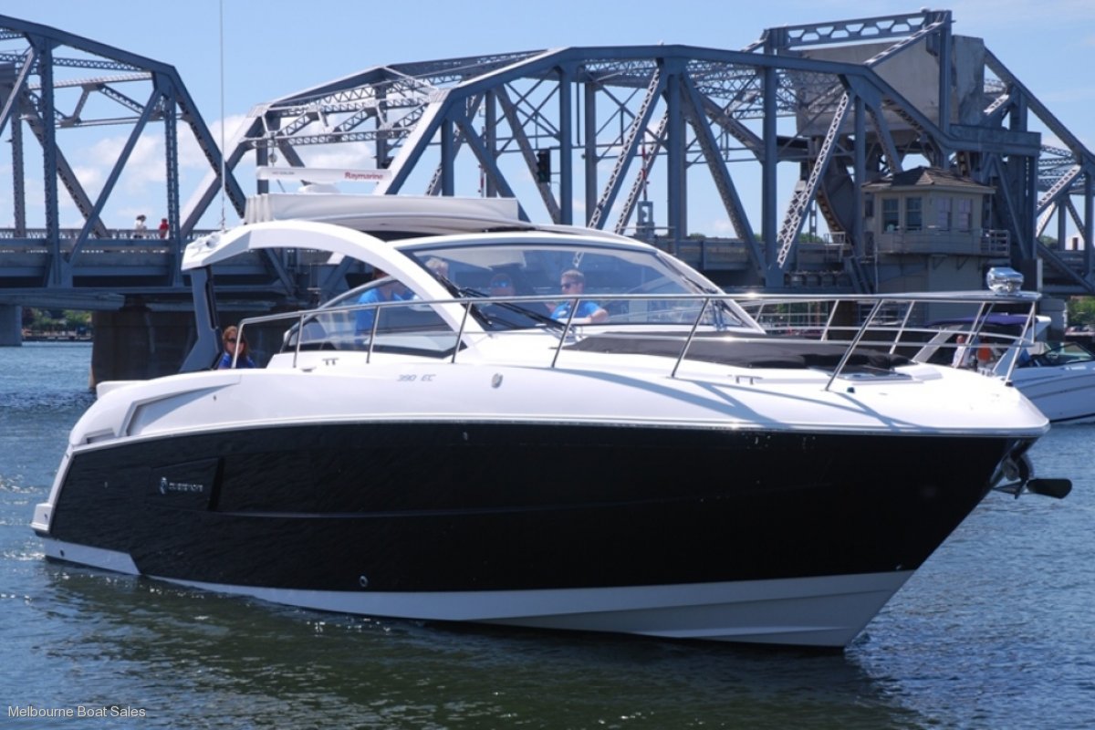 2015 Cruisers Yachts 390 Express Coupe | Boat Research | Yachthub