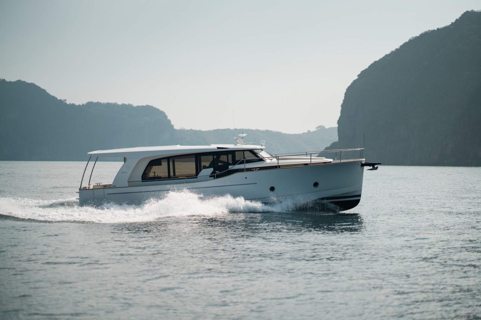 2025 Greenline 40 Hybrid | Boat Research | Boats Online