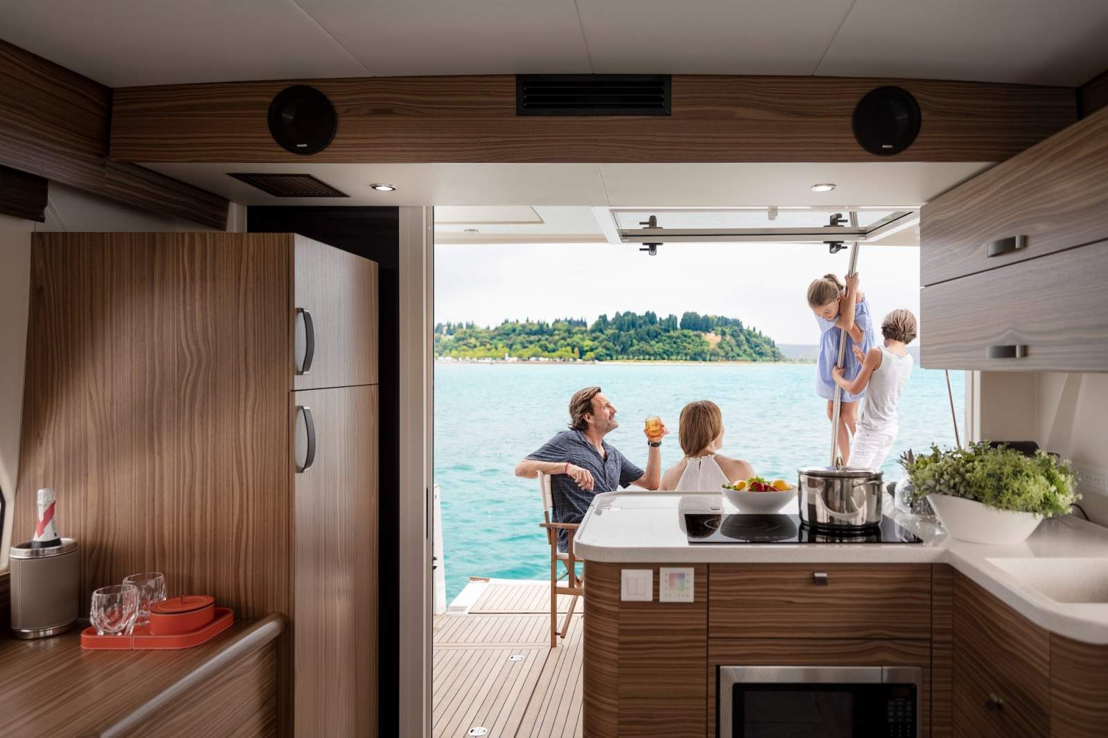 2025 Greenline 40 Hybrid | Boat Research | Boats Online