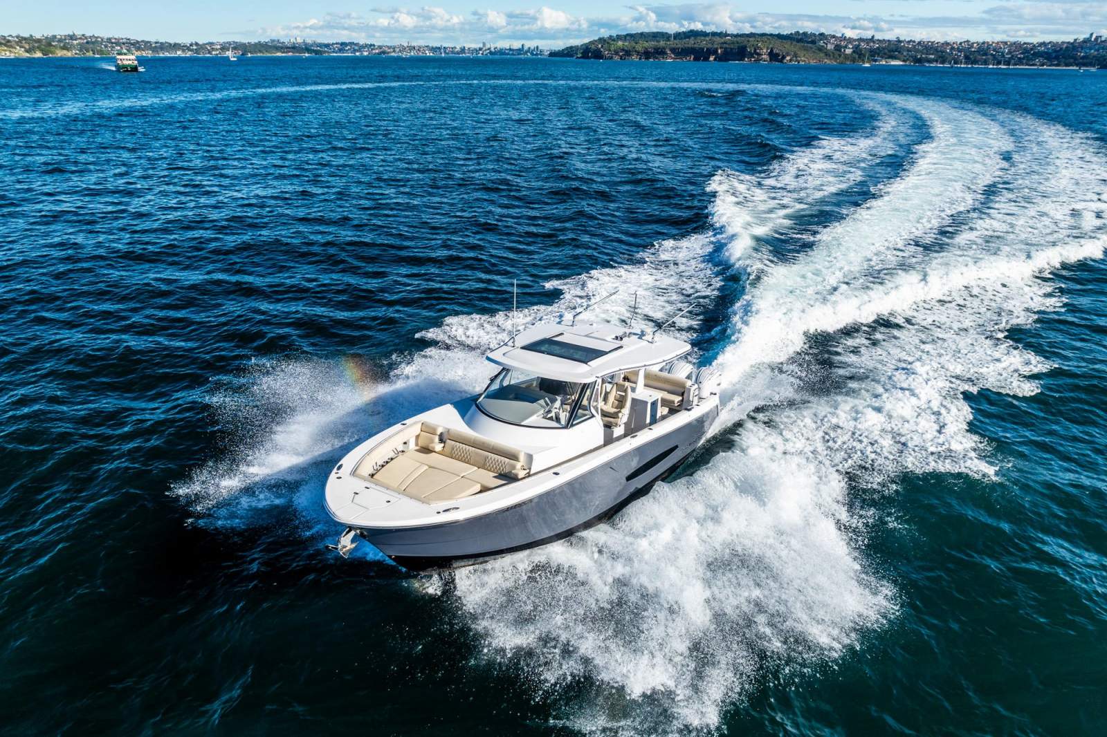 2025 Regal 38 Sav | Boat Research | Yachthub