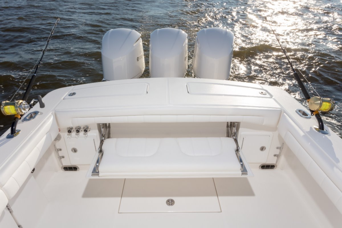 2025 Regulator 34 | Boat Research | Yachthub