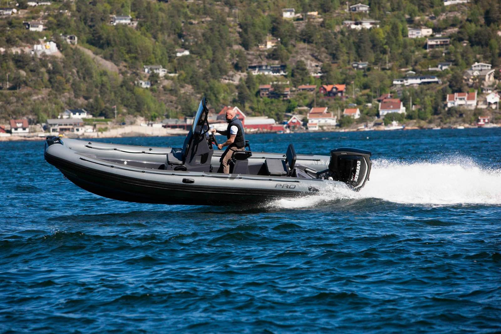 2025 Zodiac Pro 7 Neo | Boat Research | BoatsOnline