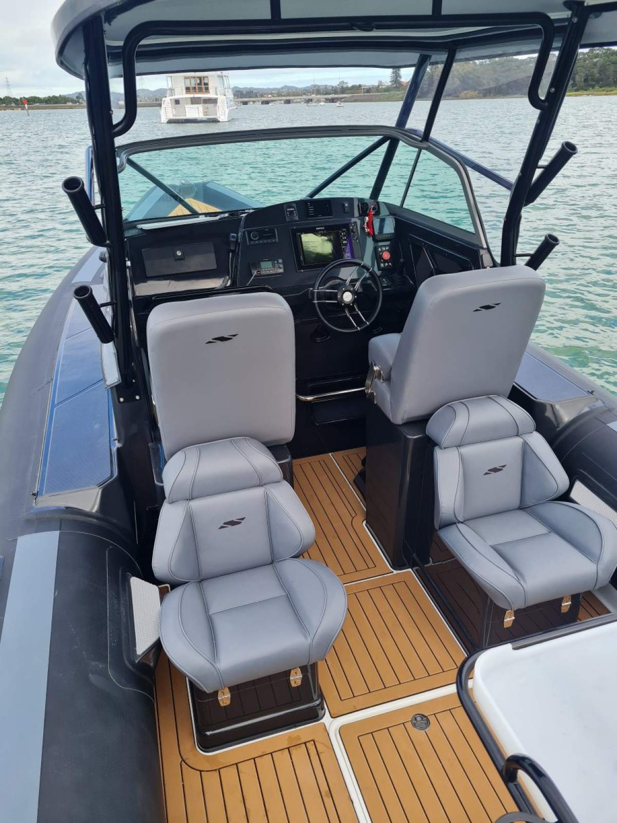 2024 Smuggler Strata 800 Mid Cabin Amphibious | Boat Research | Yachthub