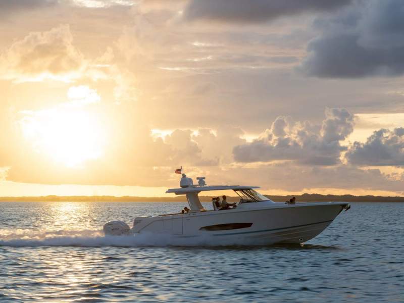 2025 Regal 43 Sav | Boat Research | Yachthub