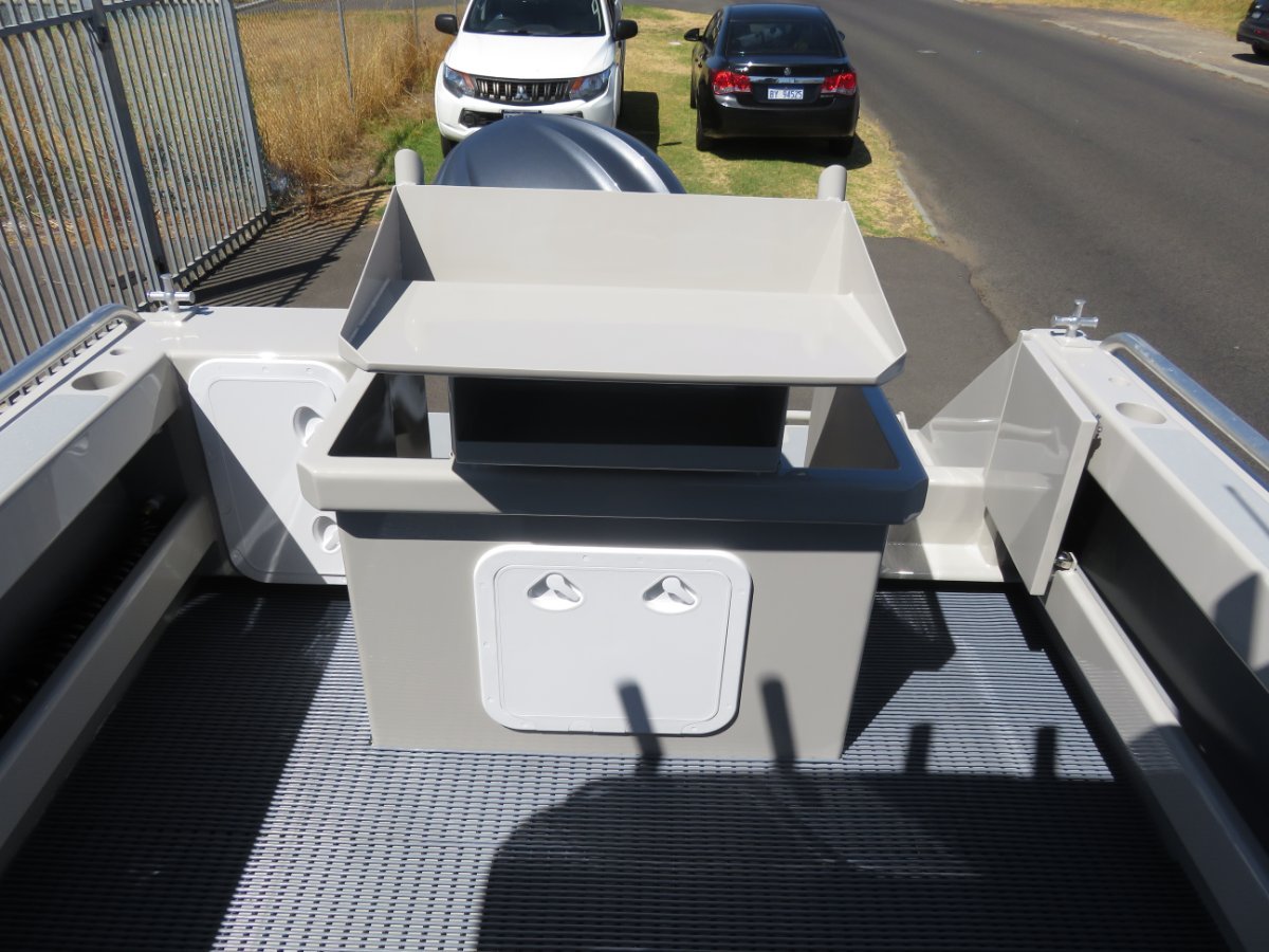 2025 Assassin 770 Hardtop | Boat Research | BoatsOnline