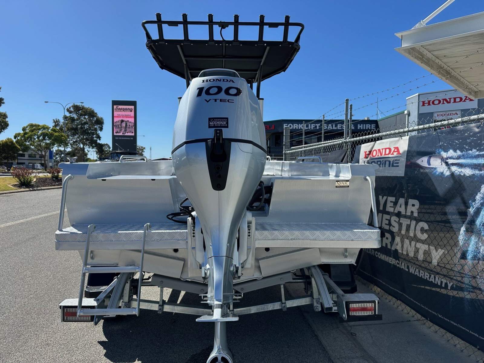 2025 Mclay 531 Fortress Wide Body | Boat Research | Boats Online