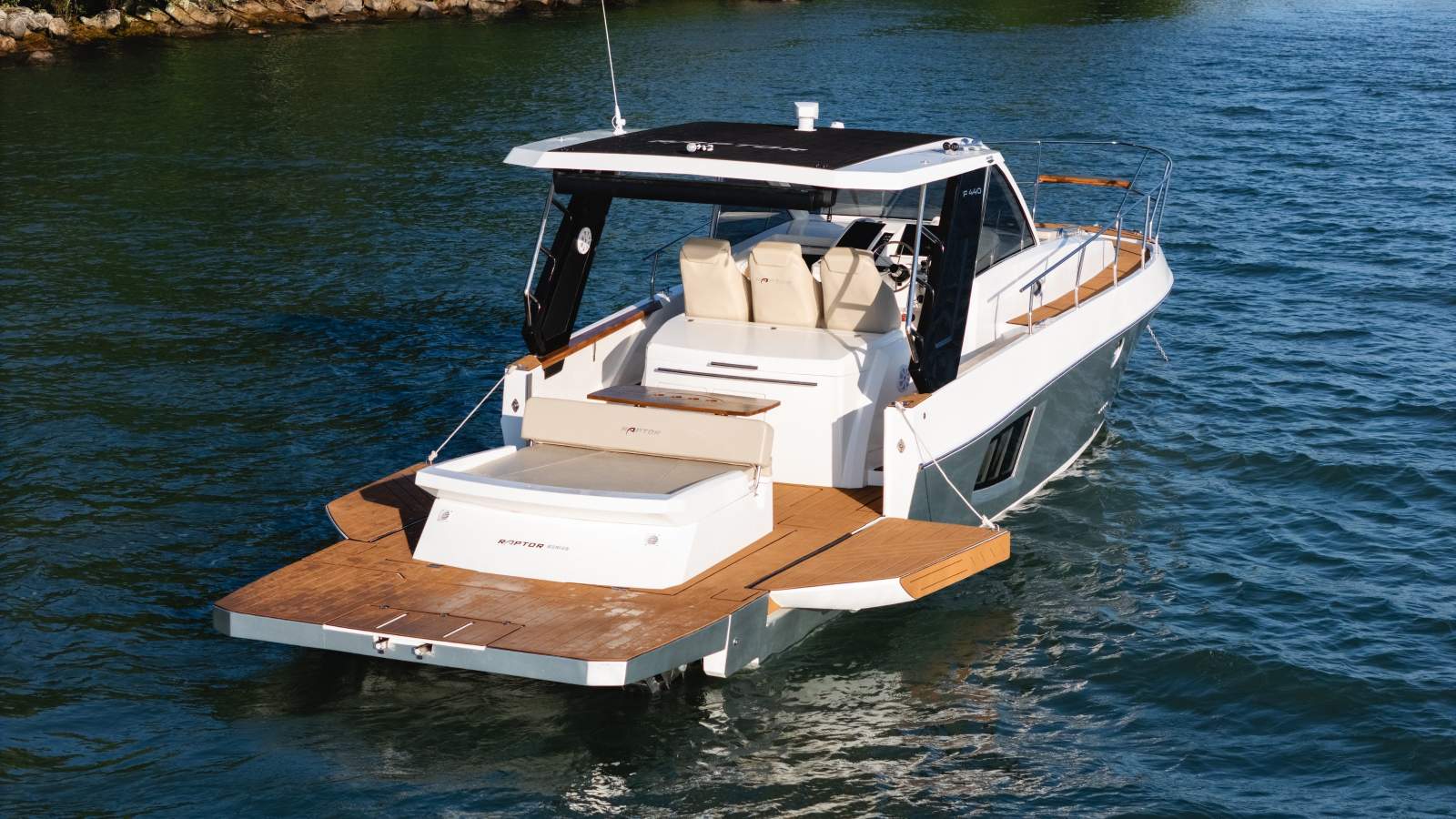 2026 Raptor Boats F440 Solarium | Boat Research | Yachthub