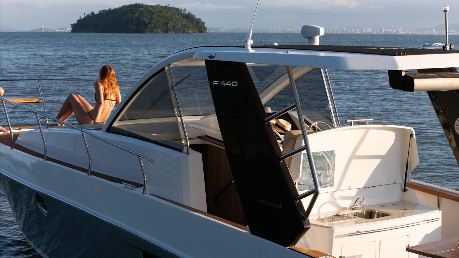 2026 Raptor Boats F440 Solarium | Boat Research | BoatsOnline