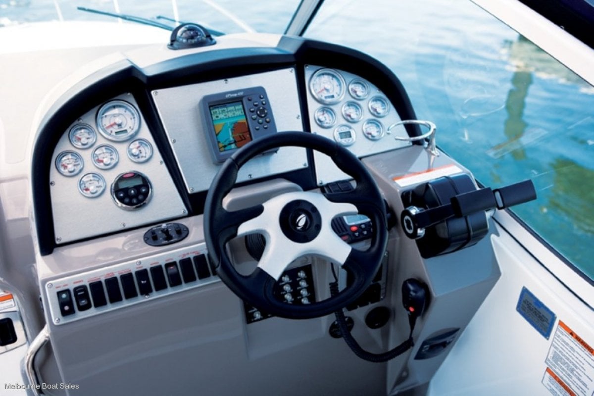 2016 Cruisers Yachts 310 Express | Boat Research | Yachthub