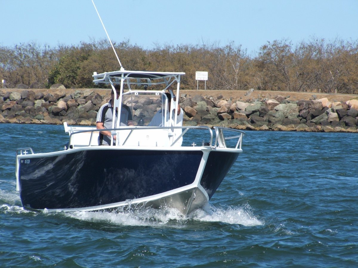 2016 Stessl 560 Trophy Centre Console | Boat Research | Boats Online